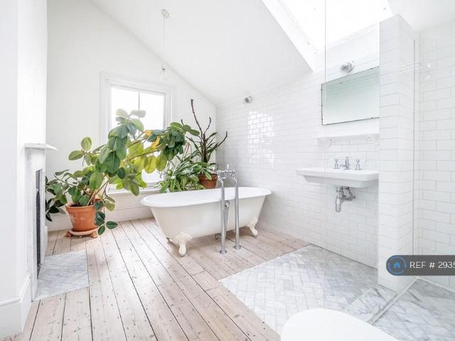 Narford Road, London, E5 3 bed terraced house to rent £4,100 pcm £946 pw