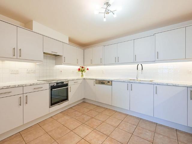 Narrow Street, Limehouse, London, E14 3 bed flat to rent £5,417 pcm £1,250 pw
