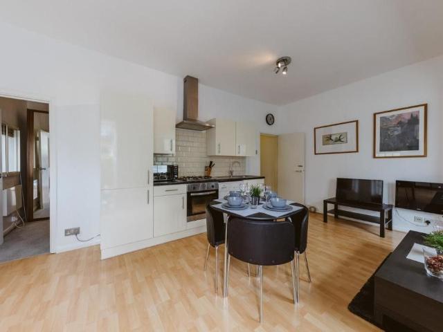 Narrow Street, Poplar, London E14, 1 bed flat to rent, £2,150 pcm | PrimeLocation