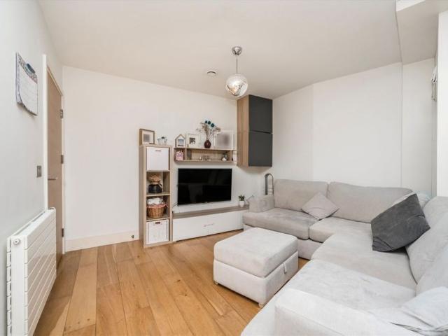Narrowboat Avenue, TW8, London