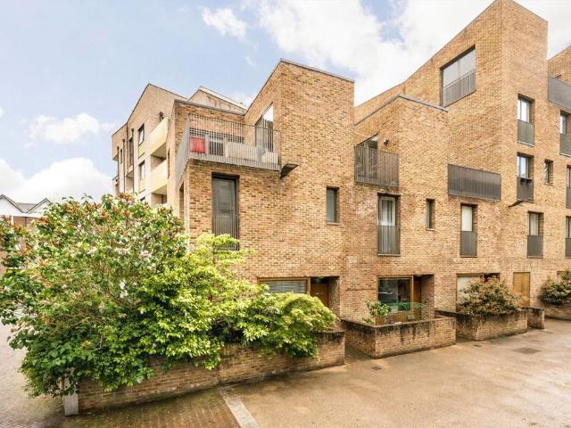 Narrowboat Avenue, Brentford TW8 3 bed detached house to rent £3,506 pcm £809 pw