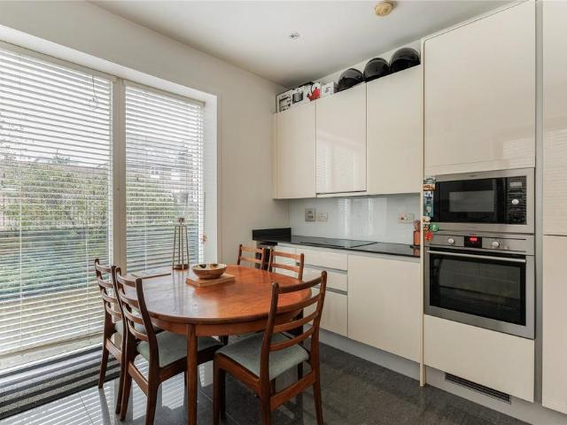 Narrowboat Avenue, Brentford, TW8 3 bed end of terrace house to rent £3,500 pcm £808 pw