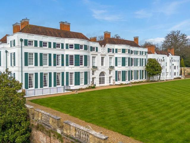 Nashdom Lane Burnham. 2 bed apartment to rent £3,500 pcm £808 pw
