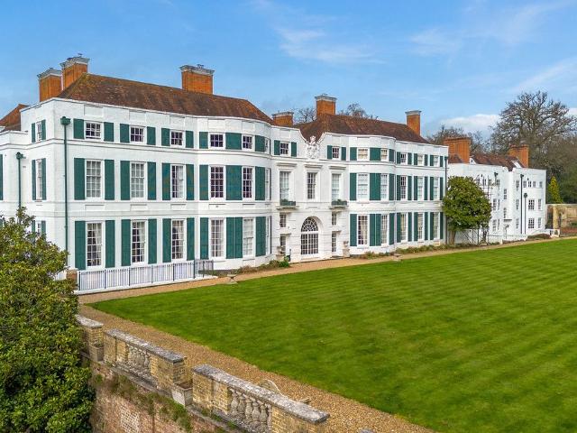 Nashdom Lane Burnham, Buckinghamshire SL1, 2 bed flat to rent, £3,500 pcm | PrimeLocation