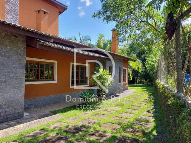 Natureza, Privacidade e Conforto: Residência em Cond. Fechado, Jardim exuberante e piscina 1260m²