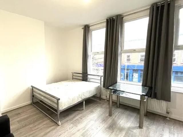 NatWest, London Road, London, SW16 4AL, United Kingdom | Studio apartment for rent #137645779 | Rentberry