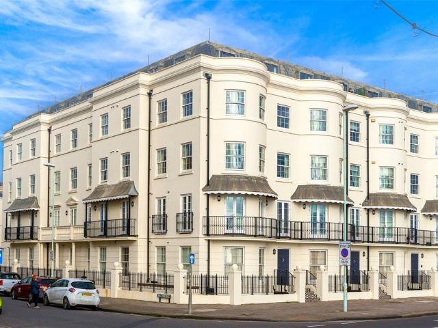 Nautilus, Worthing BN11 2 bed flat to rent £1,850 pcm £427 pw