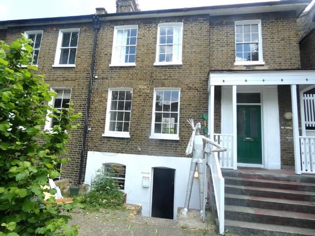 Navarino Road, London E8 Studio to rent £1,700 pcm £392 pw