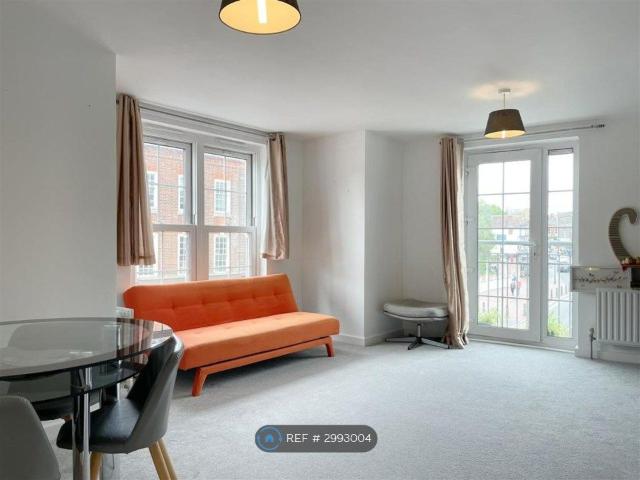 Navigation House, Tonbridge TN9, 2 bed flat to rent, £1,525 pcm | PrimeLocation