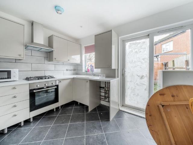 Naylor Road, Peckham, London, SE15 2 bed house to rent £1,900 pcm £438 pw