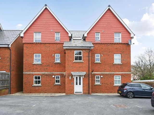 Nazareth Close, Bexhill On Sea 2 bed flat to rent £1,050 pcm £242 pw