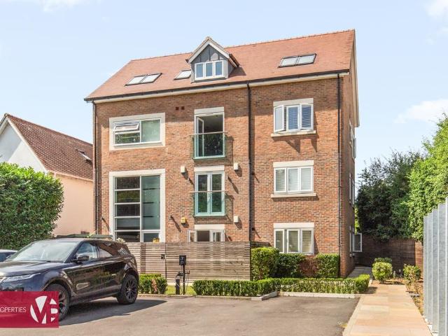 Nazeing New Road, Broxbourne EN10 2 bed flat to rent £1,750 pcm £404 pw
