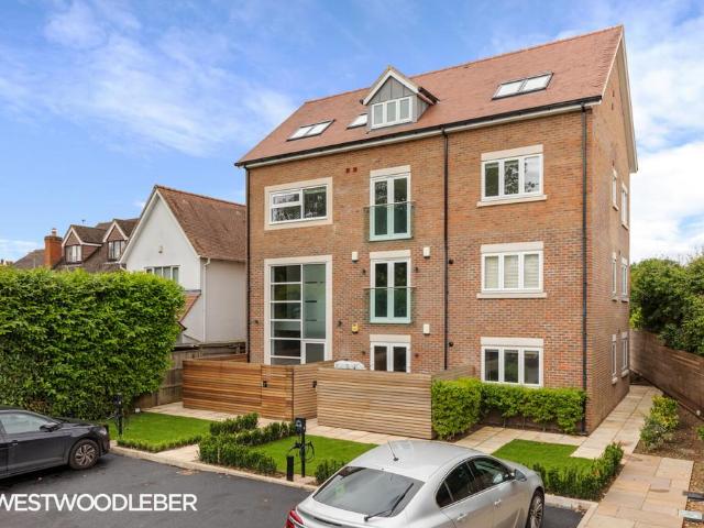 Nazeing New Road, Broxbourne EN10 2 bed penthouse to rent £1,800 pcm £415 pw