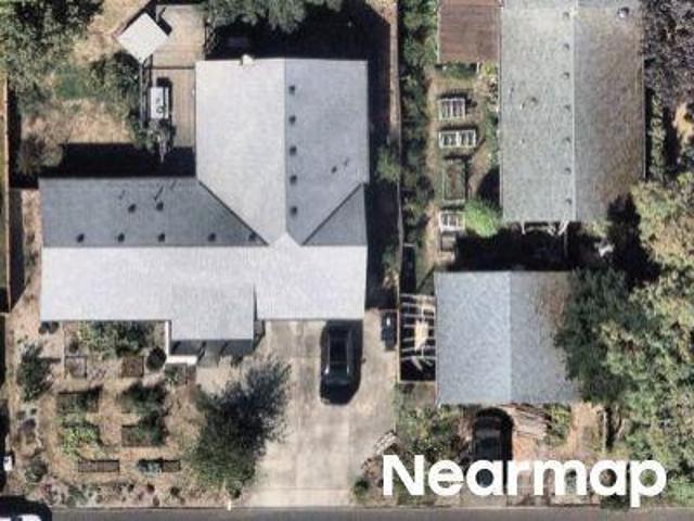 NE 5th St