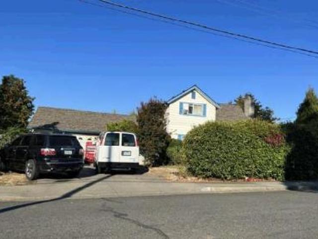 NE 10th St