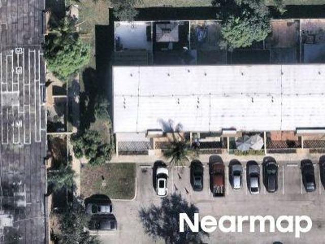 NE 11th St E