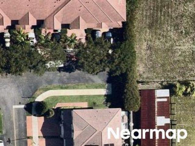 NE 208th St
