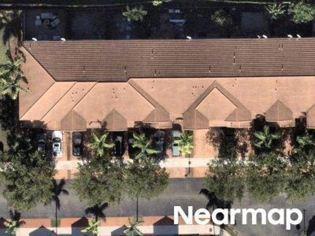 NE 208th St