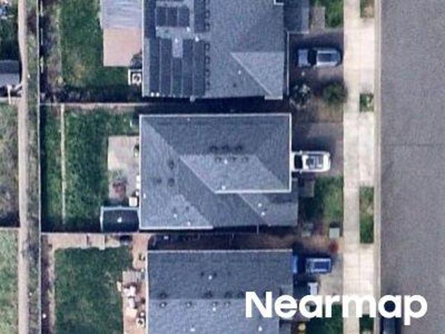 NE Laurel St