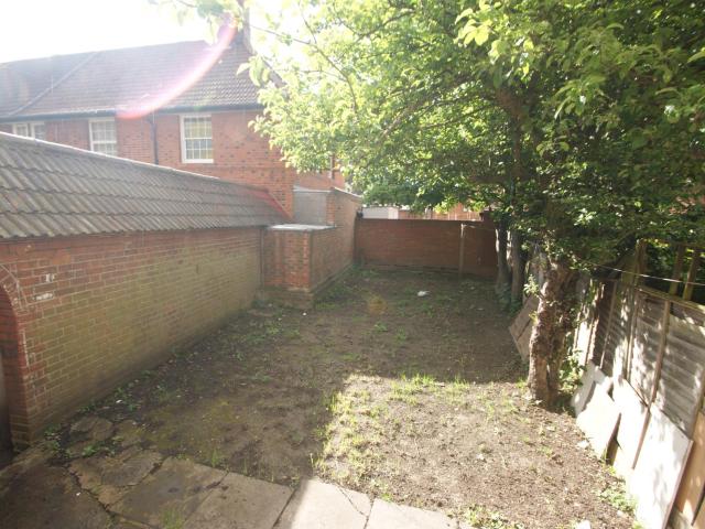 Neat and cosy double bedroom near the Wormwood Scrubs park Has a Room