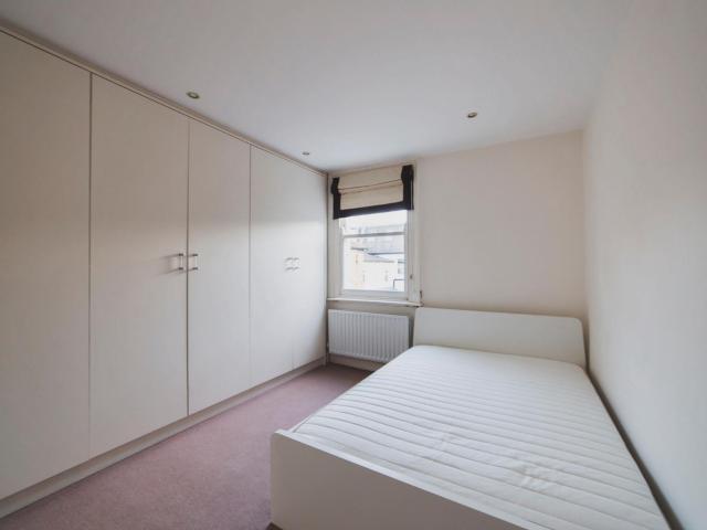 Neat and cosy double bedroom in Fulham Has a Room