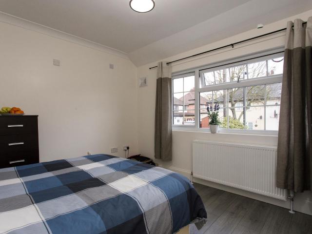 Neat and cosy double ensuite bedroom in residential Ealing Has a Room