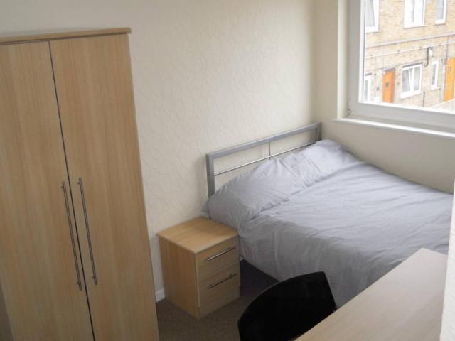 Neat double bedroom near Mile End Park Has a Room