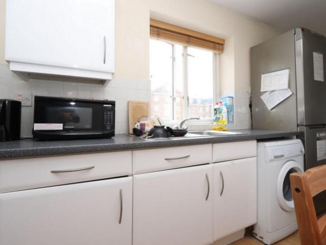 Neat double bedroom close to Stepney Green tube station Has a Room
