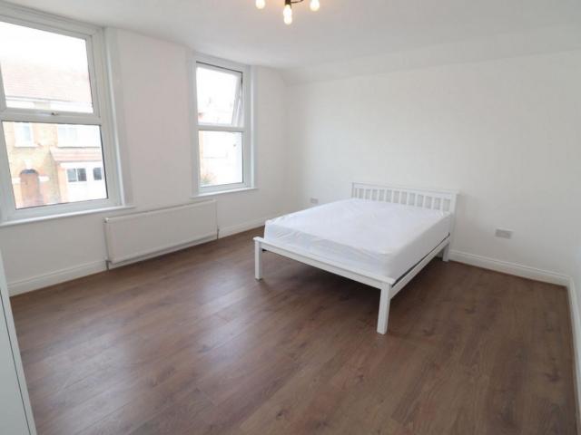 Neat double bedroom in proximity to Wandle Meadow Nature Park Has a Room