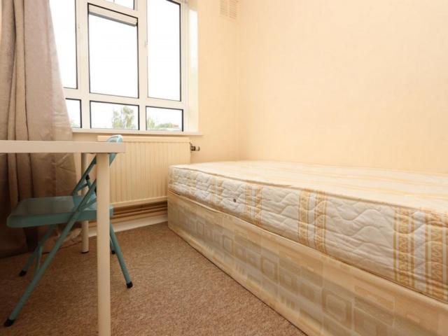 Neat single bedroom near the City and Islington College Has a Room