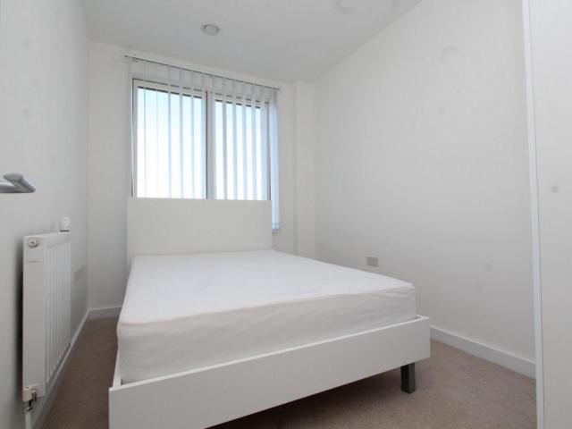 Neat single double bedroom near the London City Airport Has a Room