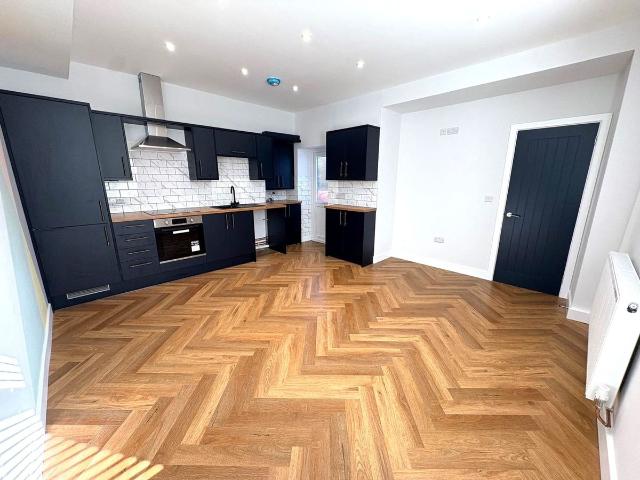 Neath Road, Swansea SA1, 2 bed flat to rent, £925 pcm | PrimeLocation