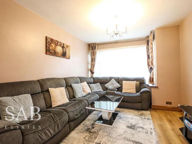 Neal Avenue, Southall, UB1 4 bed semi detached house to rent £2,800 pcm £646 pw