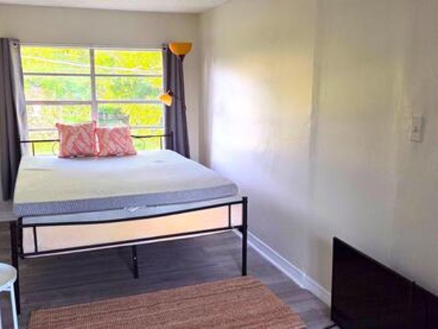 Near NAS, Corry Station, Downtown Bright, Quiet Room