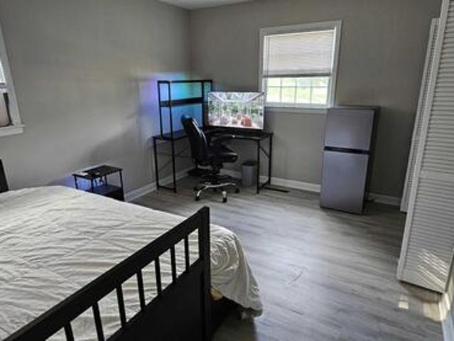 Near NCCU, 3 Gig WiFi, TV, Mini Fridge & Workspace, Private Entrances, Individual Temperature Control + Huge Back Yard