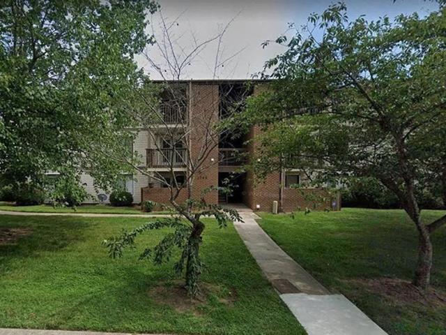 Near HPU. 3 bedrooms, 2 bath apartment, 1,190 sft near HPU. 20 minute walk, 8 minute drive to High Point University. Beautiful 3 bedroom, 2 full bathroom apartment in quiet area. Hardwood floors and balcony. Ready for move in! Pool access.