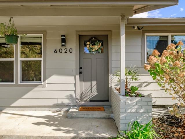 Near I5. Quiet & Clean. Patio / Yard. Hot Tub
