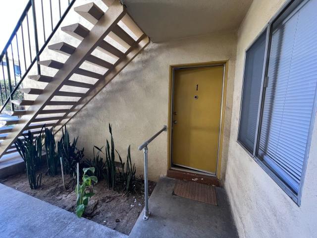 Near Korea Town Studio Apartment for Rent at 1400 S Gramercy Pl, Los Angeles, CA 90019 UNNC