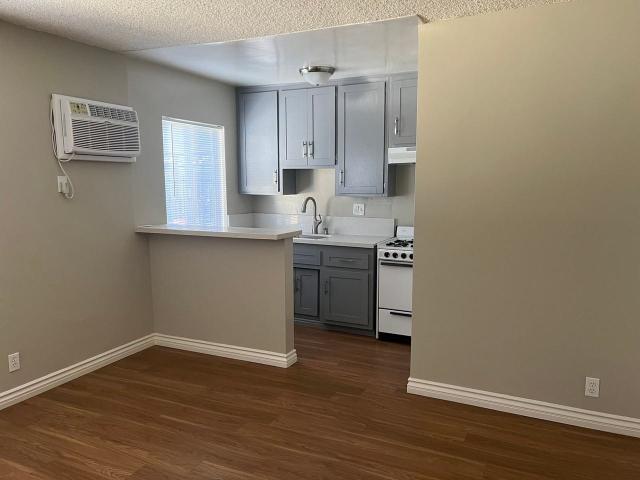 Near Korea Town Studio Apartment for Rent at 1400 S Gramercy Pl, Los Angeles, CA 90019 UNNC