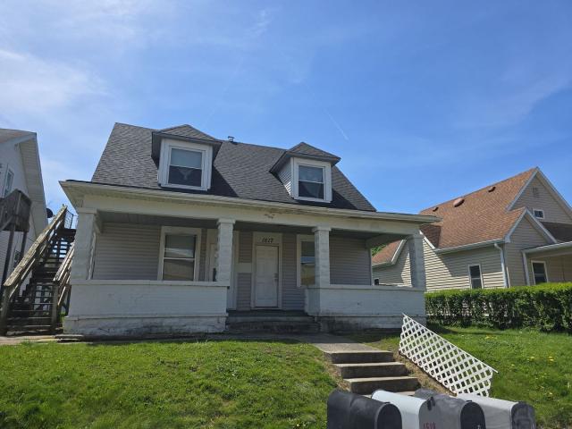 Cozy 3 Bedroom Upstairs Apartment Available Now! W+D Hookup! Pet Friendly!