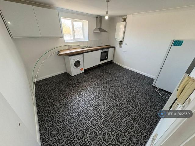 Neasden Lane, London, NW10 2 bed flat to rent £1,750 pcm £404 pw