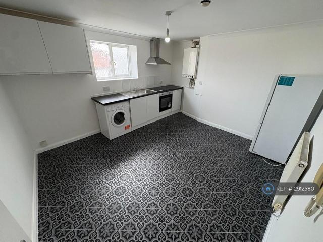 Neasden Lane, London, NW10 2 bed flat to rent £1,750 pcm £404 pw