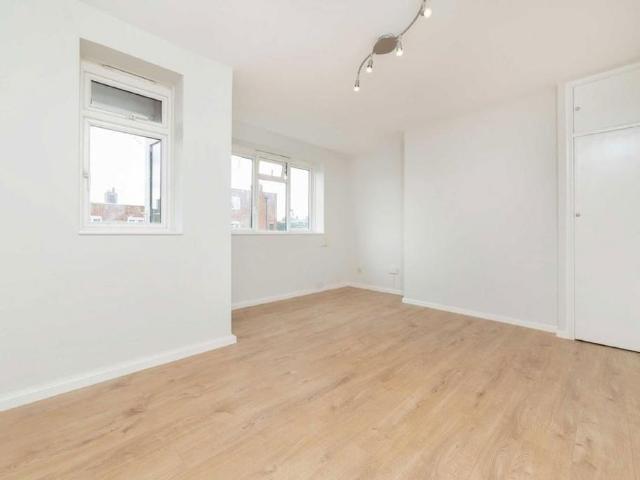 Neckinger Estate, London SE16 2 bed flat to rent £2,100 pcm £485 pw