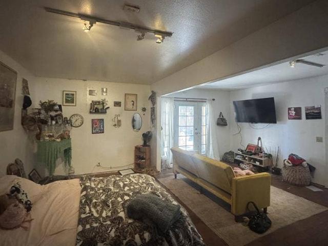 NEED 2 ROOMATES