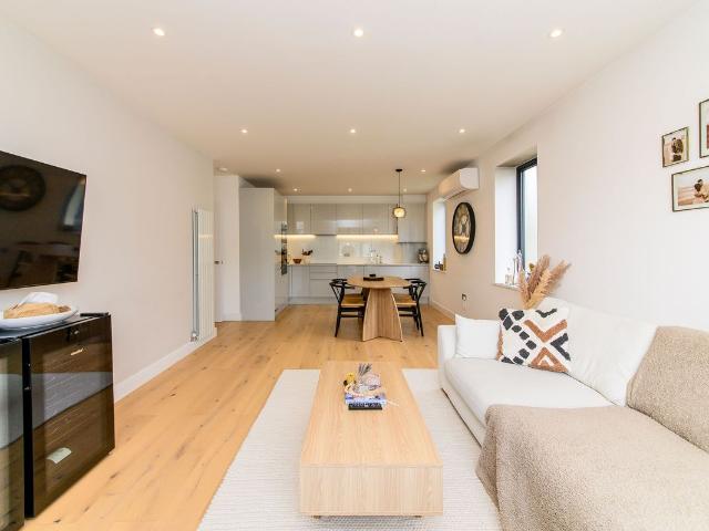 Neeld Crescent, London NW4, 3 bed flat to rent, £2,500 pcm | PrimeLocation