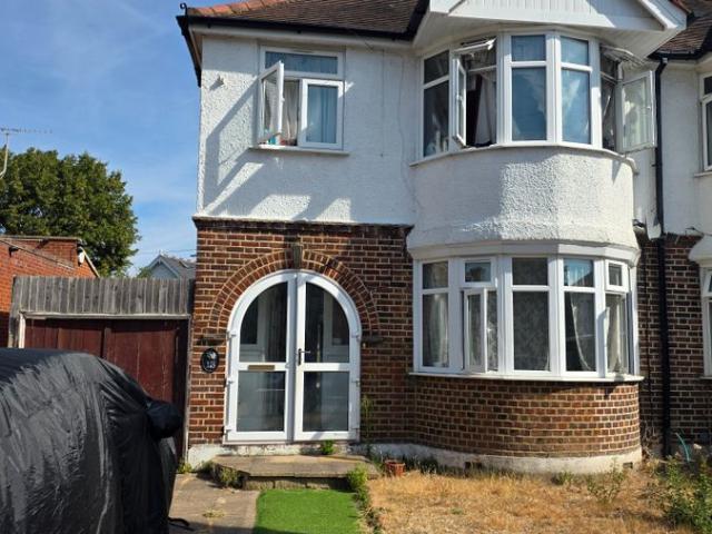 Nelson Gardens, Whitton TW3, 4 bed semi detached house to rent, £2,650 pcm | PrimeLocation