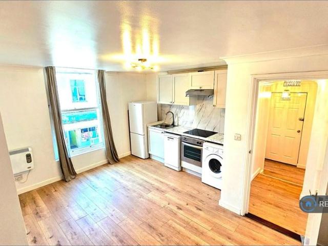 Nelson St, Aldershot, GU11 2 bed flat to rent £1,320 pcm £305 pw