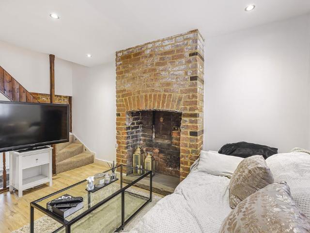 Nelson Road, Faversham 2 bed end of terrace house to rent £1,325 pcm £306 pw