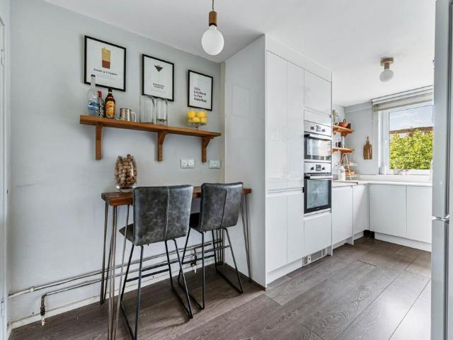 Nero Court, Brentford 2 bed apartment to rent £2,250 pcm £519 pw