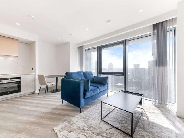 Nestled in the vibrant area of Marsh Wall, London, this brand new luxury apartment at Aspen offers an exceptional living experience